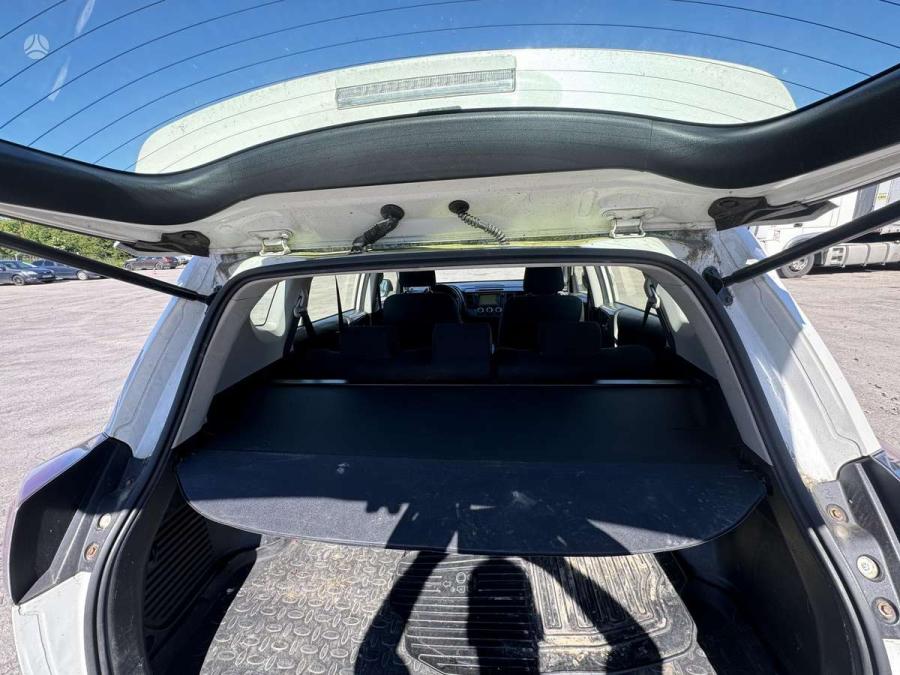 White Toyota RAV4 2017 in Siauliai, with an engine capacity of 2.00 L and mileage of 250 thousand km for 8100 €, photo 6 on AUTOMOTO.COM.LV