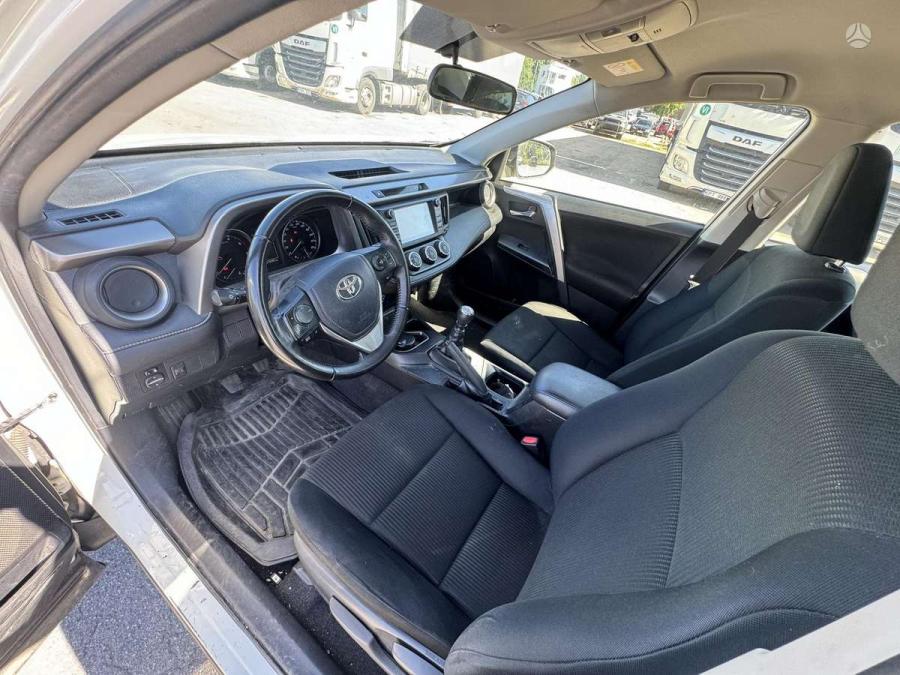 White Toyota RAV4 2017 in Siauliai, with an engine capacity of 2.00 L and mileage of 250 thousand km for 8100 €, photo 8 on AUTOMOTO.COM.LV