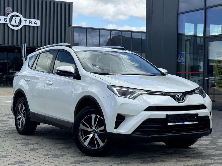 White Toyota RAV4 2017 in Siauliai, with an engine capacity of 2.00 L and mileage of 295 thousand km for 10200 €, photo 1 on AUTOMOTO.COM.LV