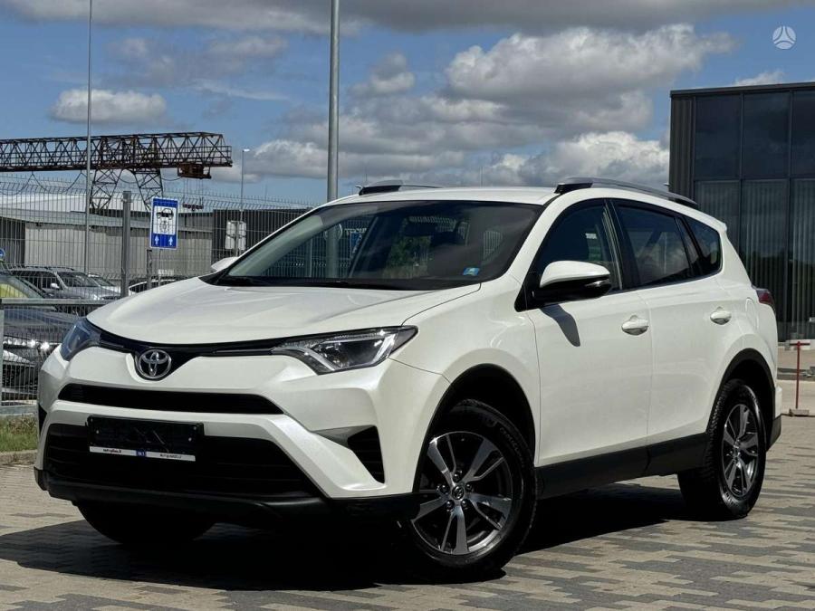 White Toyota RAV4 2017 in Siauliai, with an engine capacity of 2.00 L and mileage of 295 thousand km for 10200 €, photo 3 on AUTOMOTO.COM.LV