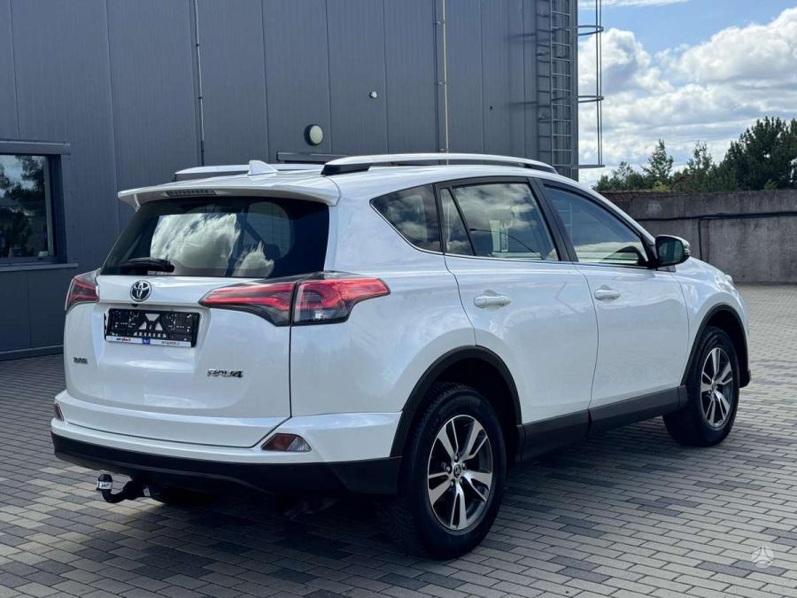 White Toyota RAV4 2017 in Siauliai, with an engine capacity of 2.00 L and mileage of 295 thousand km for 10200 €, photo 4 on AUTOMOTO.COM.LV