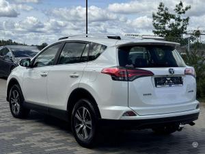 White Toyota RAV4 2017 in Siauliai, with an engine capacity of 2.00 L and mileage of 295 thousand km for 10200 €, photo 5 on AUTOMOTO.COM.LV
