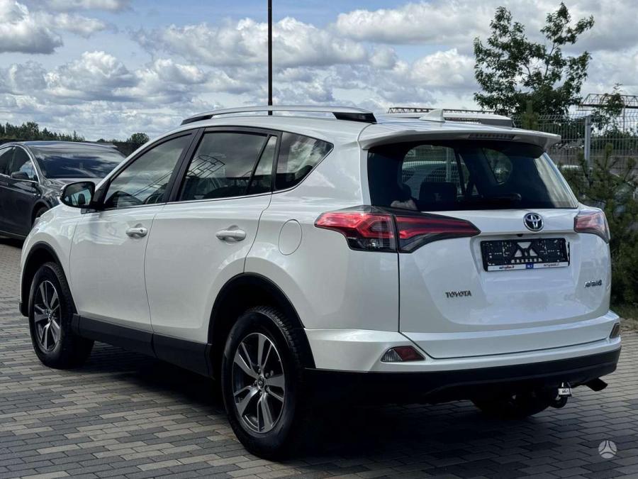 White Toyota RAV4 2017 in Siauliai, with an engine capacity of 2.00 L and mileage of 295 thousand km for 10200 €, photo 5 on AUTOMOTO.COM.LV