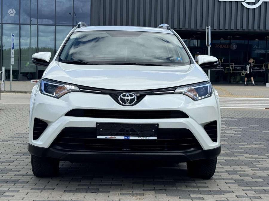 White Toyota RAV4 2017 in Siauliai, with an engine capacity of 2.00 L and mileage of 295 thousand km for 10200 €, photo 6 on AUTOMOTO.COM.LV