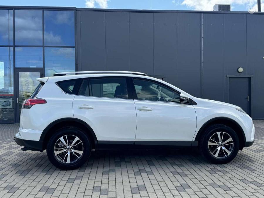 White Toyota RAV4 2017 in Siauliai, with an engine capacity of 2.00 L and mileage of 295 thousand km for 10200 €, photo 8 on AUTOMOTO.COM.LV