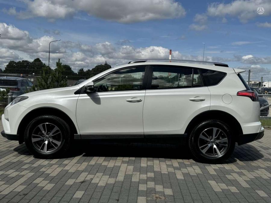 White Toyota RAV4 2017 in Siauliai, with an engine capacity of 2.00 L and mileage of 295 thousand km for 10200 €, photo 9 on AUTOMOTO.COM.LV