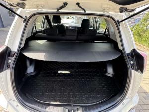 White Toyota RAV4 2017 in Siauliai, with an engine capacity of 2.00 L and mileage of 295 thousand km for 10200 €, photo 10 on AUTOMOTO.COM.LV