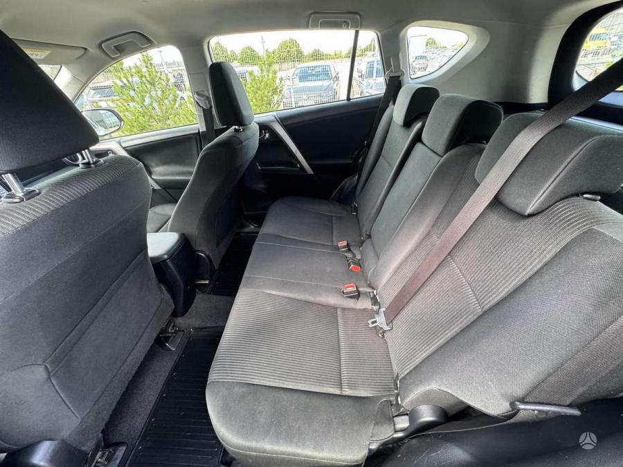 White Toyota RAV4 2017 in Siauliai, with an engine capacity of 2.00 L and mileage of 295 thousand km for 10200 €, photo 14 on AUTOMOTO.COM.LV