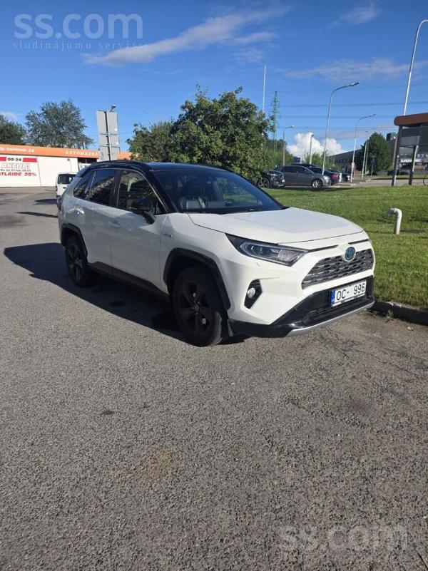 White Toyota RAV4 2019 in Riga, with an engine capacity of 2.50 L and mileage of 177 thousand km for 23350 €, photo 1 on AUTOMOTO.COM.LV