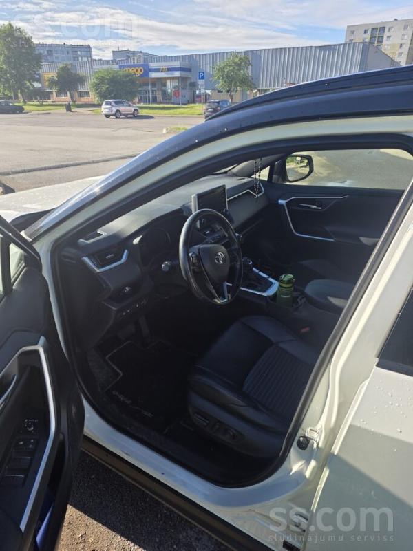 White Toyota RAV4 2019 in Riga, with an engine capacity of 2.50 L and mileage of 177 thousand km for 23350 €, photo 3 on AUTOMOTO.COM.LV