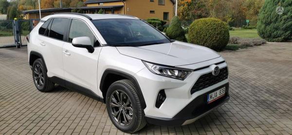 White Toyota RAV4 2022 in Ukmerge, with an engine capacity of 2.50 L and mileage of 87 thousand km for 27200 €, photo 1 on AUTOMOTO.COM.LV