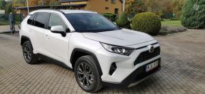 White Toyota RAV4 2022 in Ukmerge, with an engine capacity of 2.50 L and mileage of 87 thousand km for 27200 €, photo 1 on AUTOMOTO.COM.LV
