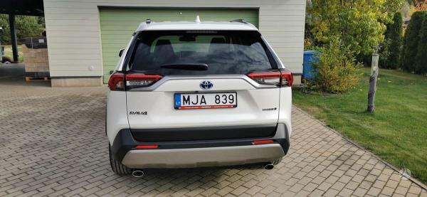 White Toyota RAV4 2022 in Ukmerge, with an engine capacity of 2.50 L and mileage of 87 thousand km for 27200 €, photo 4 on AUTOMOTO.COM.LV