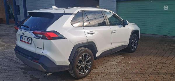 White Toyota RAV4 2022 in Ukmerge, with an engine capacity of 2.50 L and mileage of 87 thousand km for 27200 €, photo 5 on AUTOMOTO.COM.LV
