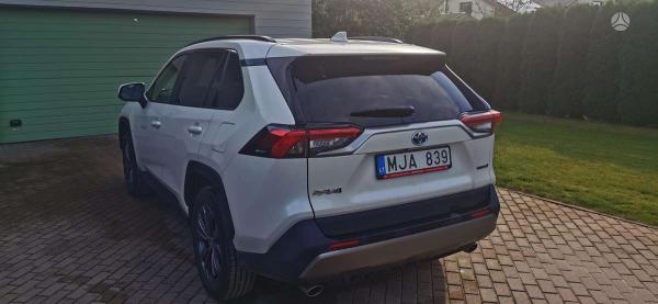 White Toyota RAV4 2022 in Ukmerge, with an engine capacity of 2.50 L and mileage of 87 thousand km for 27200 €, photo 6 on AUTOMOTO.COM.LV