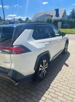 White Toyota RAV4 2021 in Vilnius, with an engine capacity of 2.49 L and mileage of 176 thousand km for 26800 €, photo 4 on AUTOMOTO.COM.LV