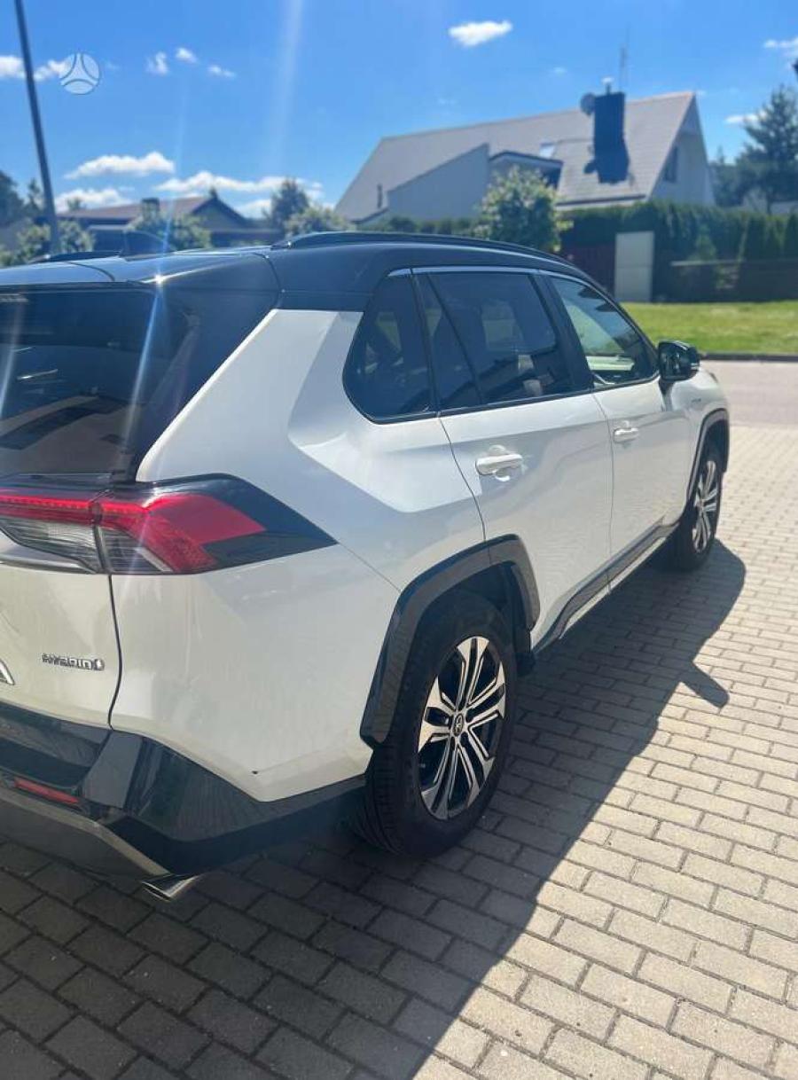 White Toyota RAV4 2021 in Vilnius, with an engine capacity of 2.49 L and mileage of 176 thousand km for 26800 €, photo 4 on AUTOMOTO.COM.LV
