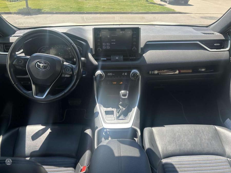 White Toyota RAV4 2021 in Vilnius, with an engine capacity of 2.49 L and mileage of 176 thousand km for 26800 €, photo 6 on AUTOMOTO.COM.LV
