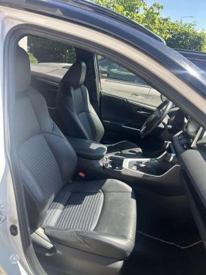 White Toyota RAV4 2021 in Vilnius, with an engine capacity of 2.49 L and mileage of 176 thousand km for 26800 €, photo 7 on AUTOMOTO.COM.LV