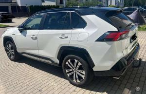 White Toyota RAV4 2021 in Vilnius, with an engine capacity of 2.49 L and mileage of 176 thousand km for 26800 €, photo 8 on AUTOMOTO.COM.LV