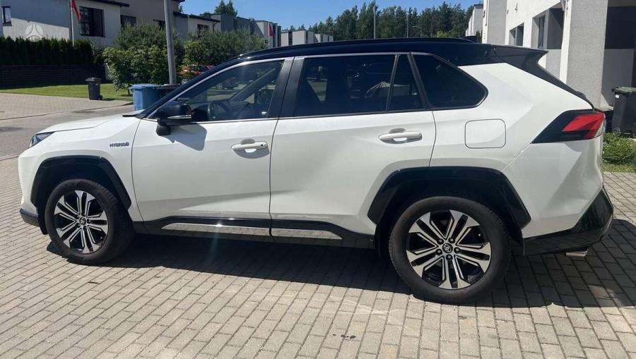 White Toyota RAV4 2021 in Vilnius, with an engine capacity of 2.49 L and mileage of 176 thousand km for 26800 €, photo 9 on AUTOMOTO.COM.LV