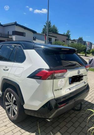 White Toyota RAV4 2021 in Vilnius, with an engine capacity of 2.49 L and mileage of 176 thousand km for 26800 €, photo 10 on AUTOMOTO.COM.LV