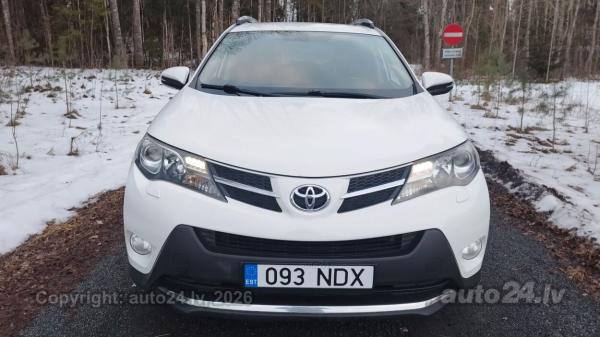 Balts Toyota RAV4 2013 Tallina, ar dzinēja tilpumu 2.20 L un nobraukumu 324 tūkst. km par 8499 €, foto 1 vietnē AUTOMOTO.COM.LV