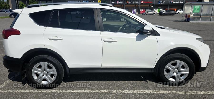 White Toyota RAV4 2013 in Tallinn, with an engine capacity of 2.00 L and mileage of 69 thousand km for 12300 €, photo 4 on AUTOMOTO.COM.LV