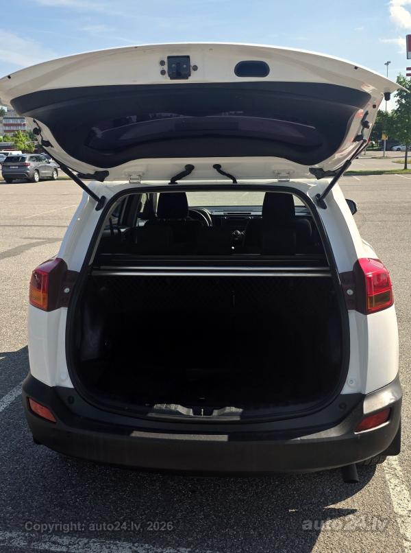 White Toyota RAV4 2013 in Tallinn, with an engine capacity of 2.00 L and mileage of 69 thousand km for 12300 €, photo 6 on AUTOMOTO.COM.LV