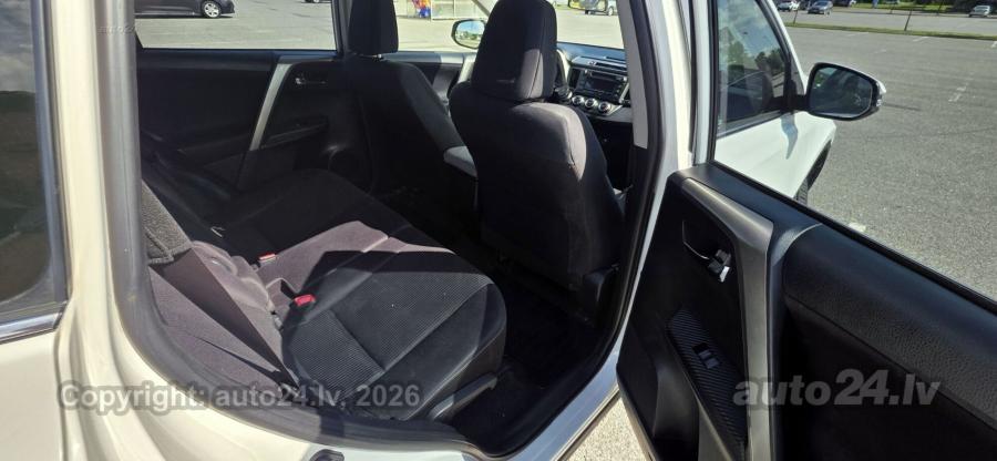 White Toyota RAV4 2013 in Tallinn, with an engine capacity of 2.00 L and mileage of 69 thousand km for 12300 €, photo 11 on AUTOMOTO.COM.LV