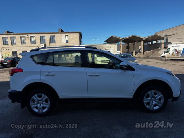 White Toyota RAV4 2014 in Tallinn, with an engine capacity of 2.00 L and mileage of 339 thousand km for 9796 €, photo 6 on AUTOMOTO.COM.LV