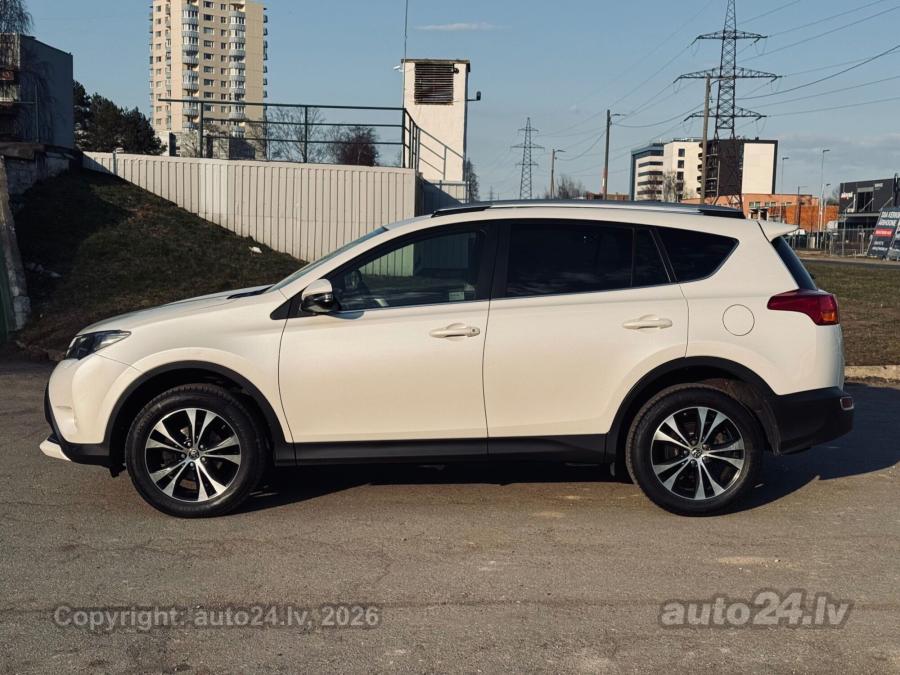 Balts Toyota RAV4 2015 Tallina, ar dzinēja tilpumu 2.00 L un nobraukumu 140 tūkst. km par 12950 €, foto 4 vietnē AUTOMOTO.COM.LV