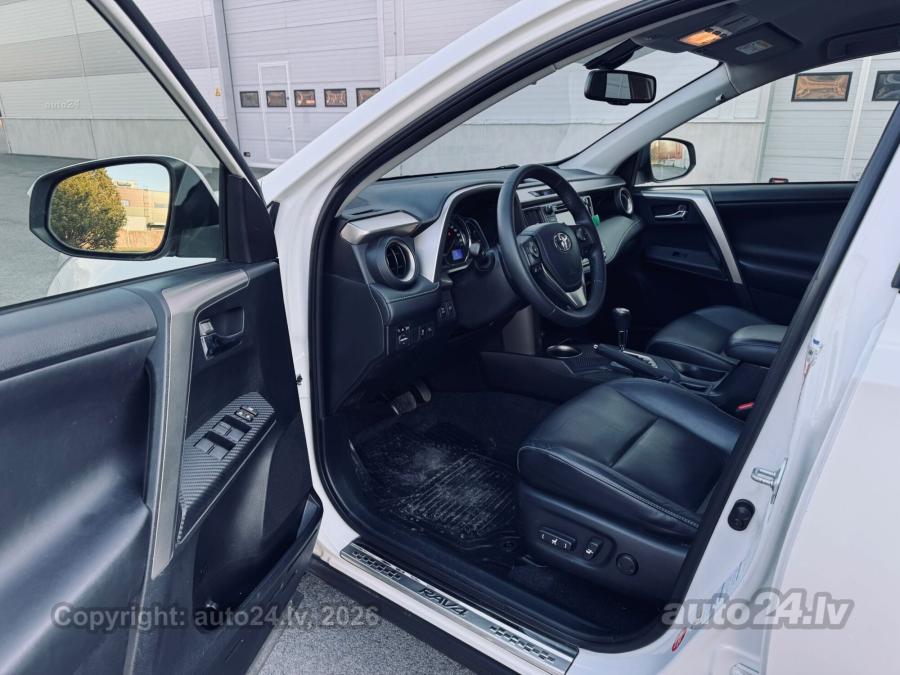 Balts Toyota RAV4 2015 Tallina, ar dzinēja tilpumu 2.00 L un nobraukumu 140 tūkst. km par 12950 €, foto 10 vietnē AUTOMOTO.COM.LV