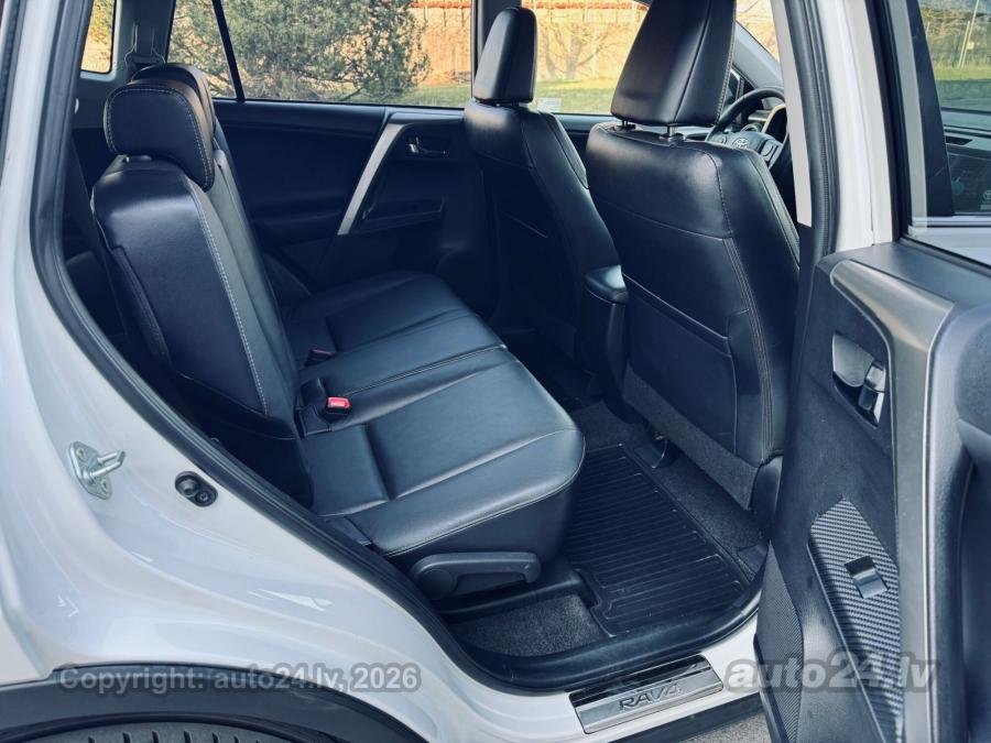 Balts Toyota RAV4 2015 Tallina, ar dzinēja tilpumu 2.00 L un nobraukumu 140 tūkst. km par 12950 €, foto 14 vietnē AUTOMOTO.COM.LV