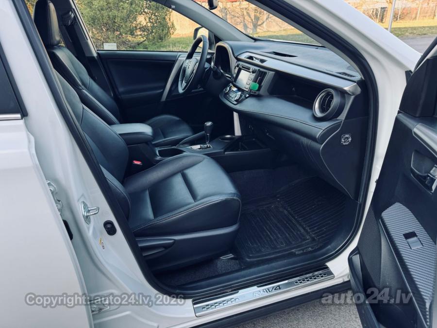 Balts Toyota RAV4 2015 Tallina, ar dzinēja tilpumu 2.00 L un nobraukumu 140 tūkst. km par 12950 €, foto 15 vietnē AUTOMOTO.COM.LV