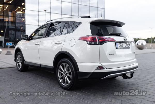 White Toyota RAV4 2016 in Tallinn, with an engine capacity of 2.00 L and mileage of 221 thousand km for 13990 €, photo 3 on AUTOMOTO.COM.LV