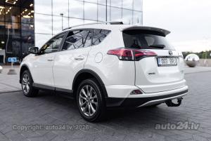 White Toyota RAV4 2016 in Tallinn, with an engine capacity of 2.00 L and mileage of 221 thousand km for 13990 €, photo 3 on AUTOMOTO.COM.LV