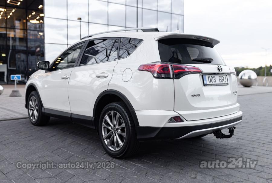 White Toyota RAV4 2016 in Tallinn, with an engine capacity of 2.00 L and mileage of 221 thousand km for 13990 €, photo 3 on AUTOMOTO.COM.LV