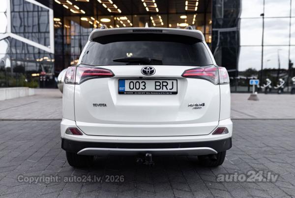White Toyota RAV4 2016 in Tallinn, with an engine capacity of 2.00 L and mileage of 221 thousand km for 13990 €, photo 4 on AUTOMOTO.COM.LV