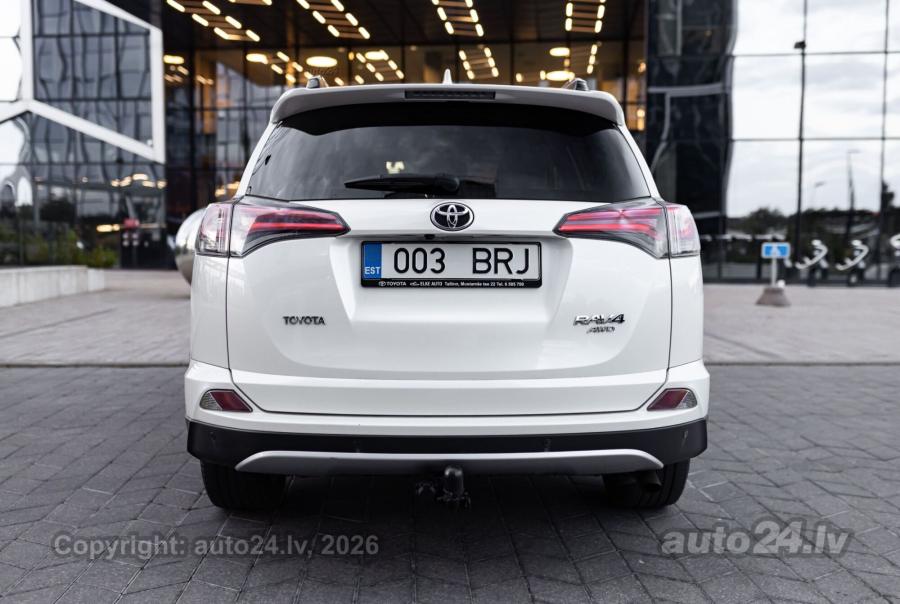 White Toyota RAV4 2016 in Tallinn, with an engine capacity of 2.00 L and mileage of 221 thousand km for 13990 €, photo 4 on AUTOMOTO.COM.LV