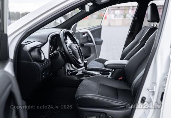 White Toyota RAV4 2016 in Tallinn, with an engine capacity of 2.00 L and mileage of 221 thousand km for 13990 €, photo 8 on AUTOMOTO.COM.LV