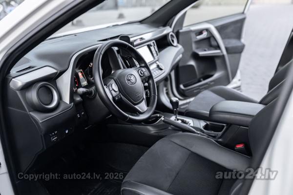 White Toyota RAV4 2016 in Tallinn, with an engine capacity of 2.00 L and mileage of 221 thousand km for 13990 €, photo 9 on AUTOMOTO.COM.LV