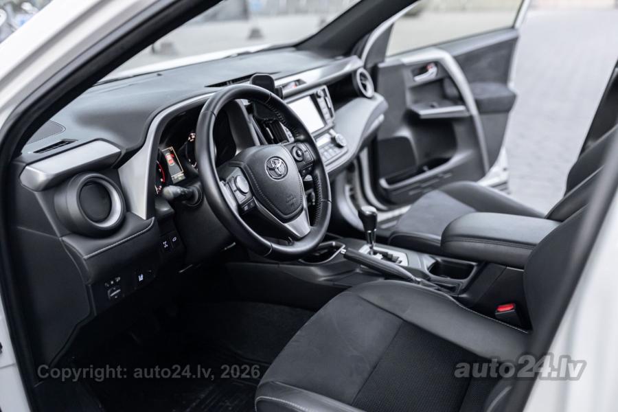 White Toyota RAV4 2016 in Tallinn, with an engine capacity of 2.00 L and mileage of 221 thousand km for 13990 €, photo 9 on AUTOMOTO.COM.LV