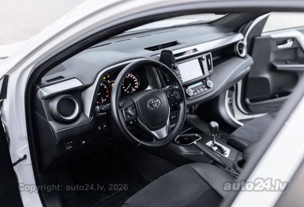 White Toyota RAV4 2016 in Tallinn, with an engine capacity of 2.00 L and mileage of 221 thousand km for 13990 €, photo 10 on AUTOMOTO.COM.LV