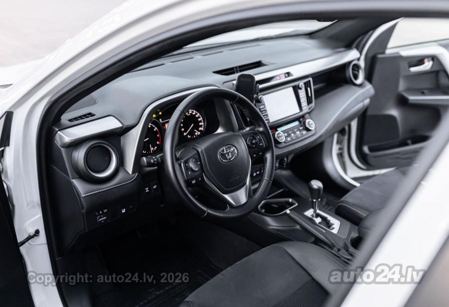 White Toyota RAV4 2016 in Tallinn, with an engine capacity of 2.00 L and mileage of 221 thousand km for 13990 €, photo 10 on AUTOMOTO.COM.LV