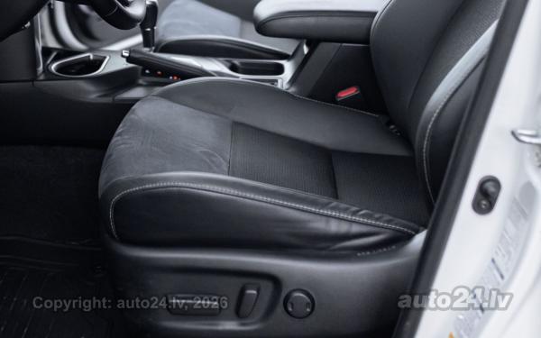 White Toyota RAV4 2016 in Tallinn, with an engine capacity of 2.00 L and mileage of 221 thousand km for 13990 €, photo 11 on AUTOMOTO.COM.LV