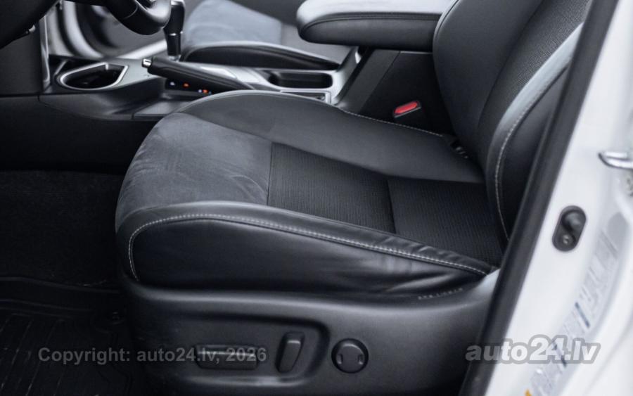 White Toyota RAV4 2016 in Tallinn, with an engine capacity of 2.00 L and mileage of 221 thousand km for 13990 €, photo 11 on AUTOMOTO.COM.LV