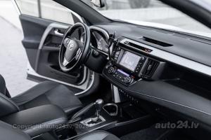 White Toyota RAV4 2016 in Tallinn, with an engine capacity of 2.00 L and mileage of 221 thousand km for 13990 €, photo 13 on AUTOMOTO.COM.LV