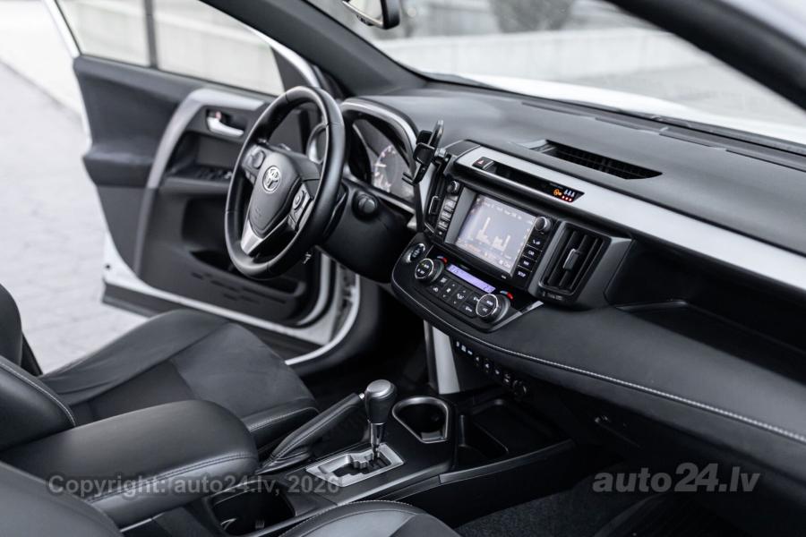 White Toyota RAV4 2016 in Tallinn, with an engine capacity of 2.00 L and mileage of 221 thousand km for 13990 €, photo 13 on AUTOMOTO.COM.LV