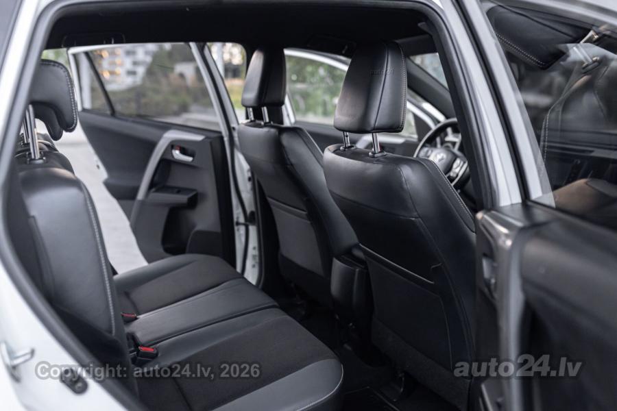 White Toyota RAV4 2016 in Tallinn, with an engine capacity of 2.00 L and mileage of 221 thousand km for 13990 €, photo 14 on AUTOMOTO.COM.LV
